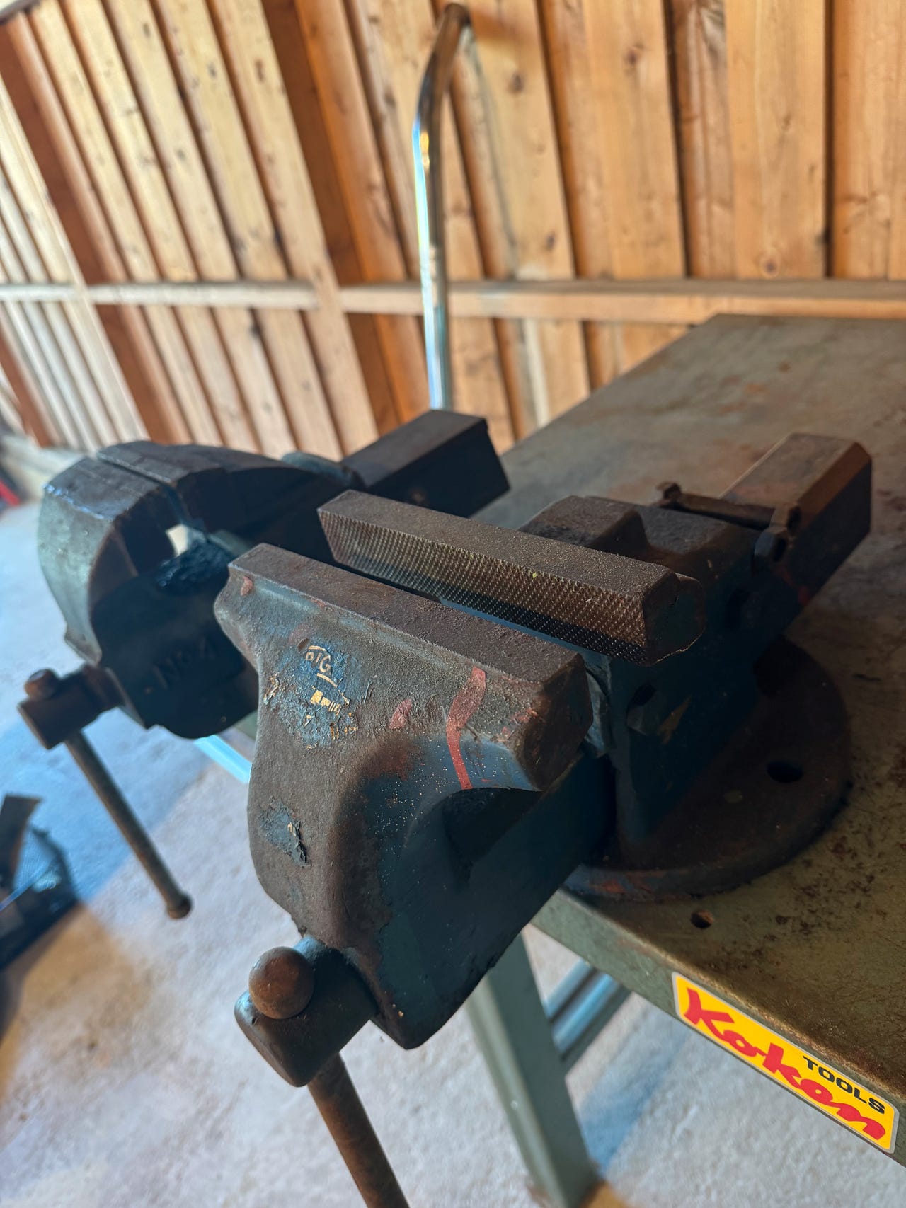 Arbeidsbenk/bord med skrustikker og slipemaskin | FINN-torget