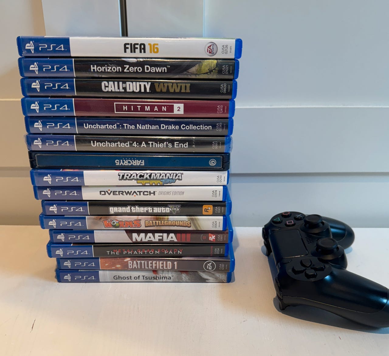 PS4 spill of ps4 kontroller selges | FINN-torget