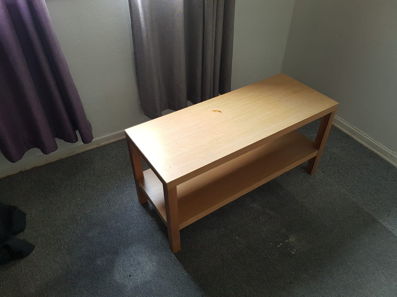 Tittel: Enkel TV-benk / bord – gis bort (må hentes) | FINN-torget