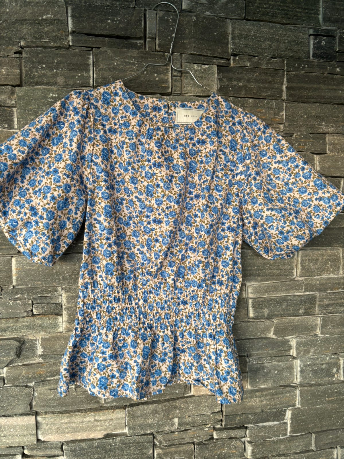 Neo Noir blå blomstrete bluse str s | FINN-torget