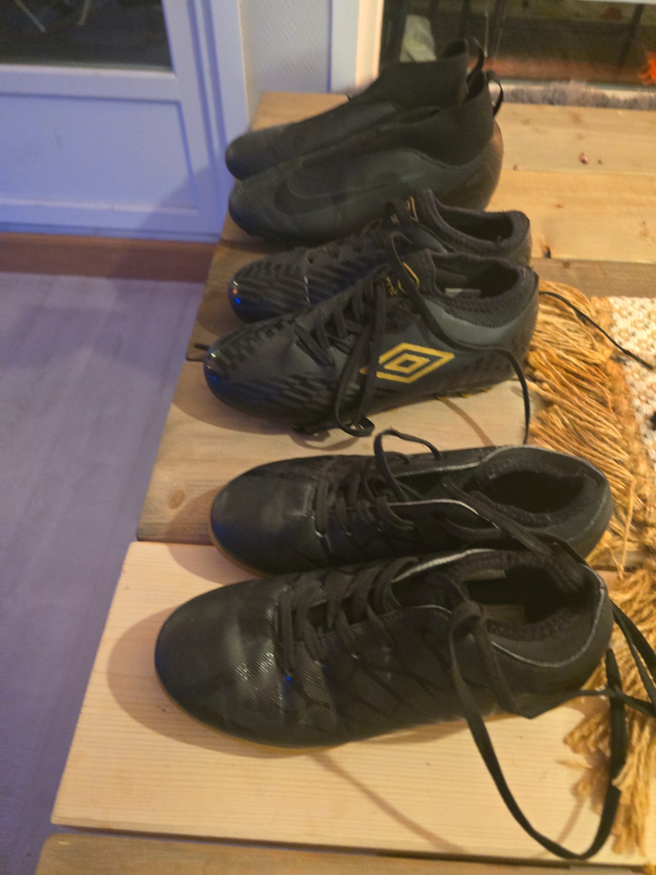 Pakke med fotballsko + innesko – str. 33–36 ⚽️👟 | FINN-torget
