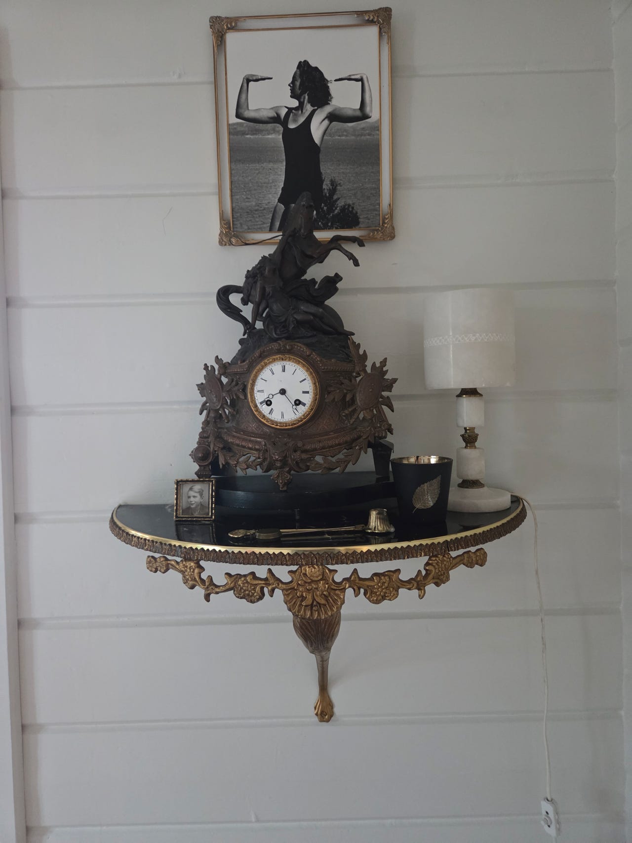 Gammel klokke og hylle + marmor lampe | FINN-torget