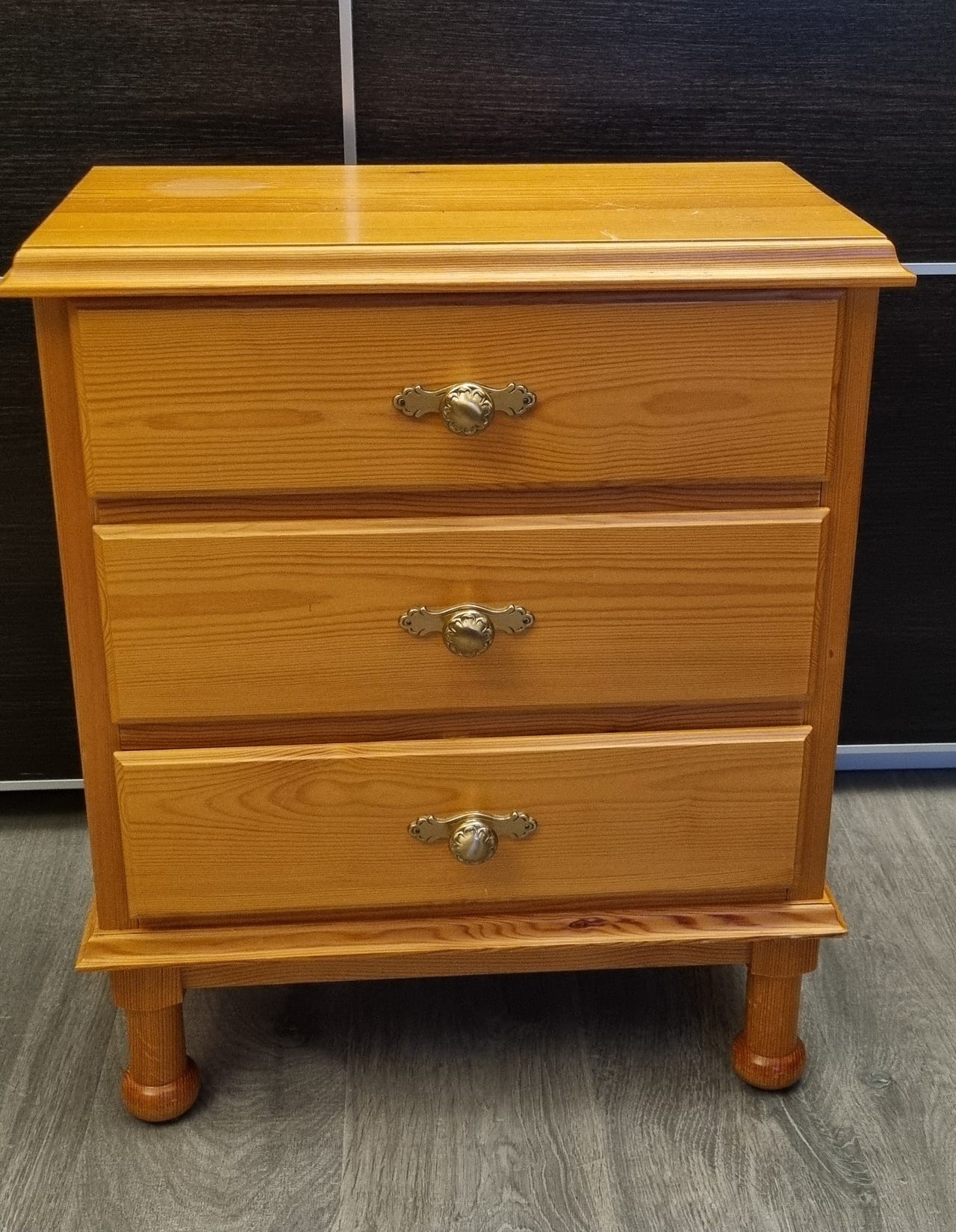 Nattbord / liten kommode med tre skuffer | FINN-torget