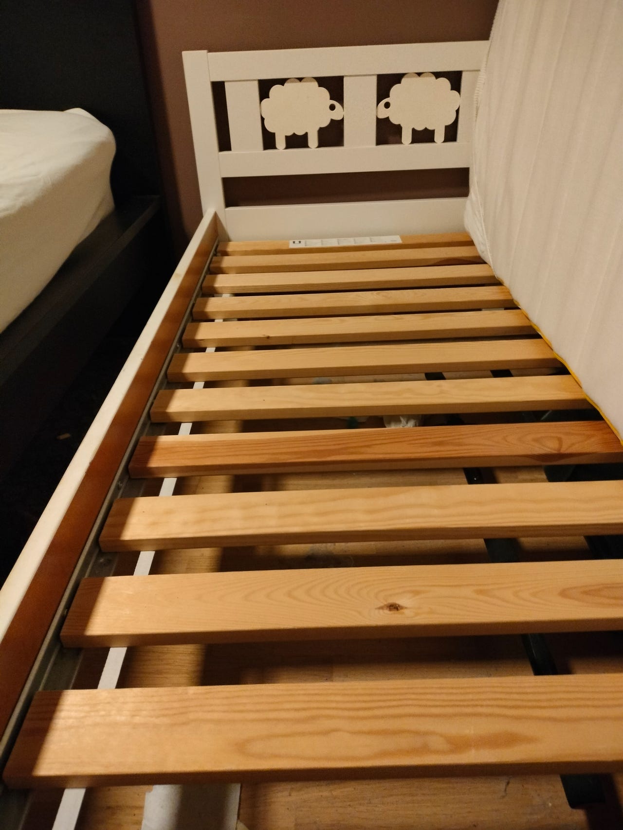 KRITTER barneseng med sengehest | FINN-torget