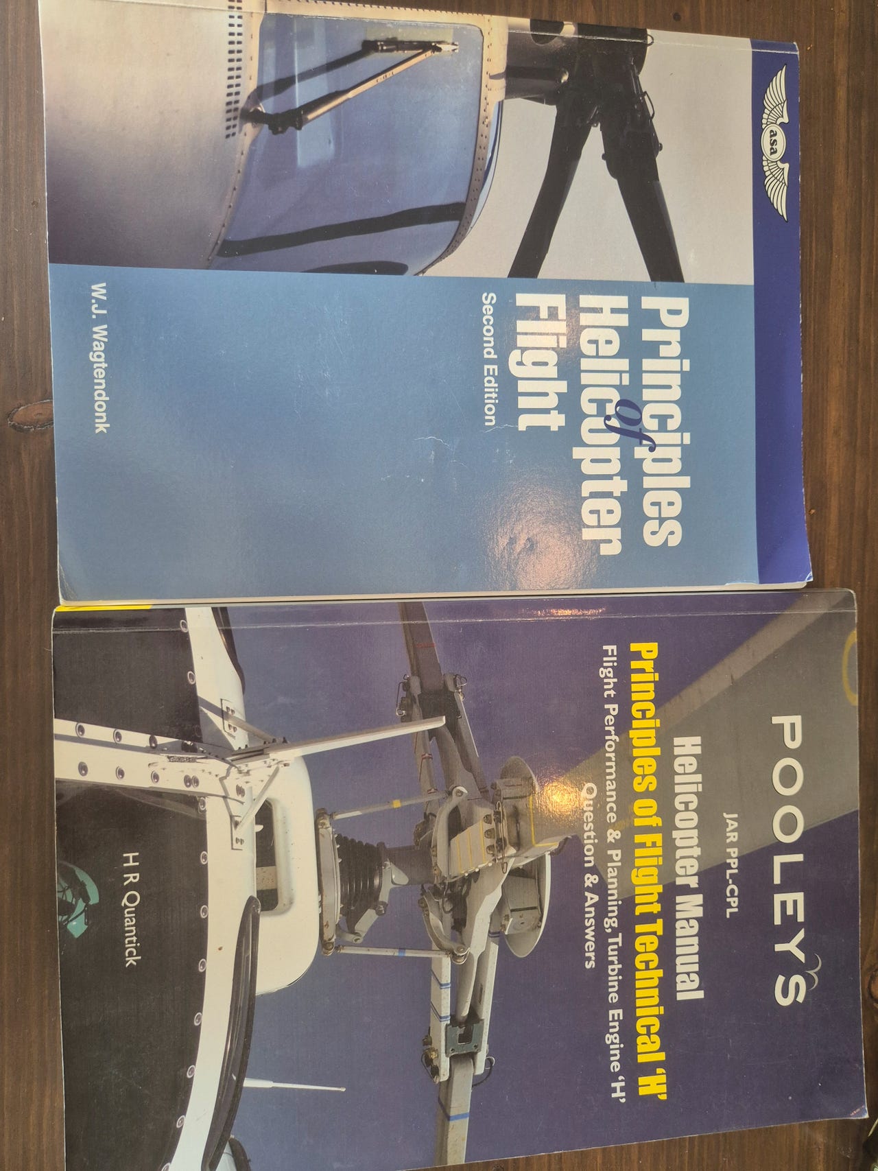 Principles of Helicopter Flight og Pooley's helicopter manual | FINN-torget