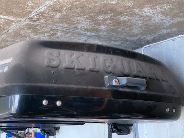 Skiboks Skiguard 850 med Thule takstativ tilsalgs | FINN-torget