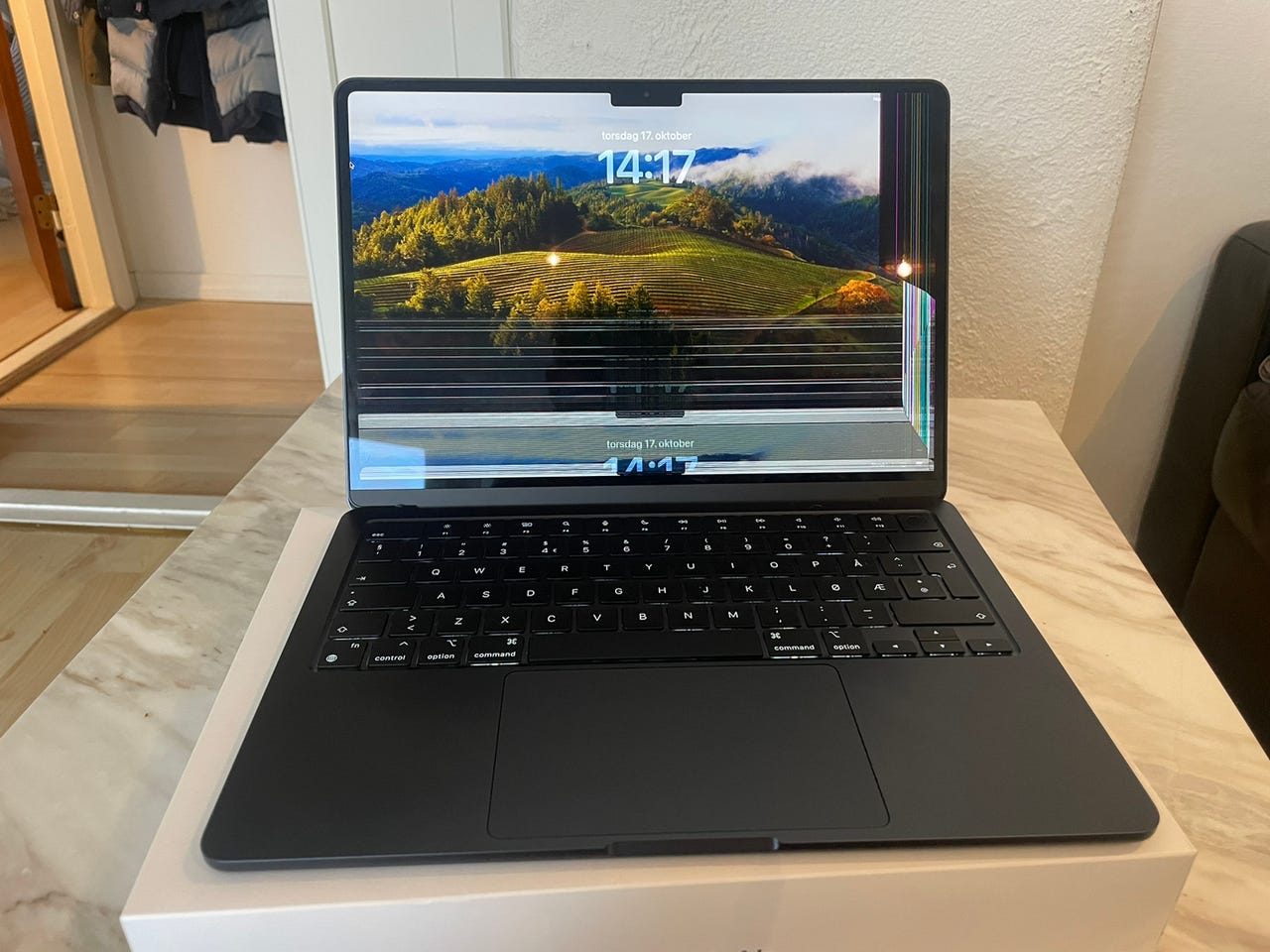 MacBook M3 Air 13 tommer med knust innerskjerm | FINN-torget