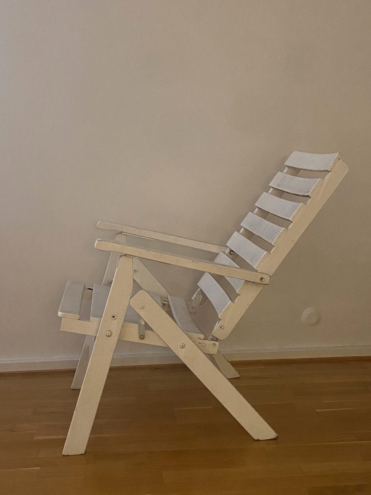 Hvit utestoler - regulerbare - i tre | FINN-torget