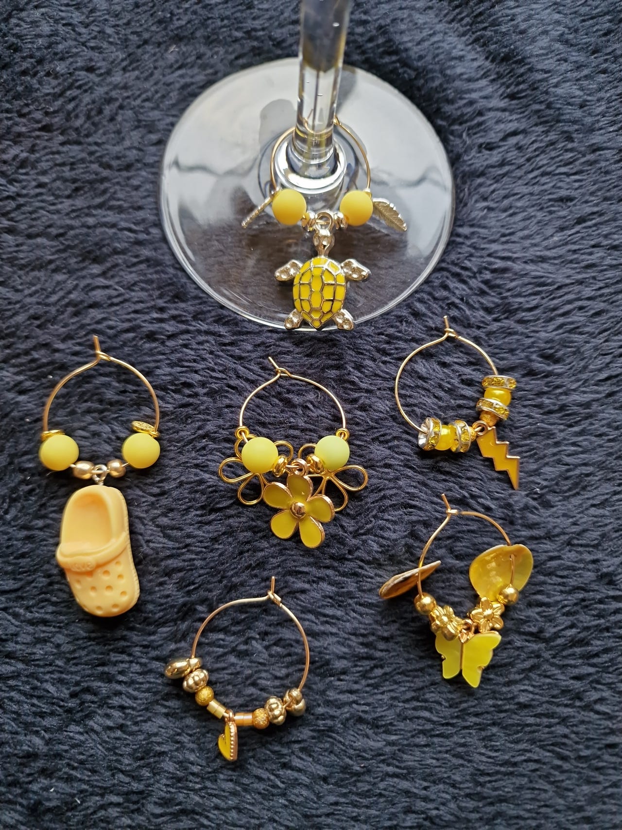 Pynt til vinglass (gult tema) | FINN-torget