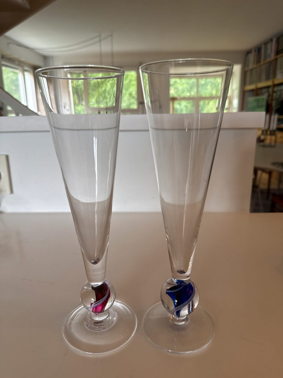 2 Serpentin høyt glass hvitvin/champagne designet Lena Hanson til år 2000 | FINN-torget