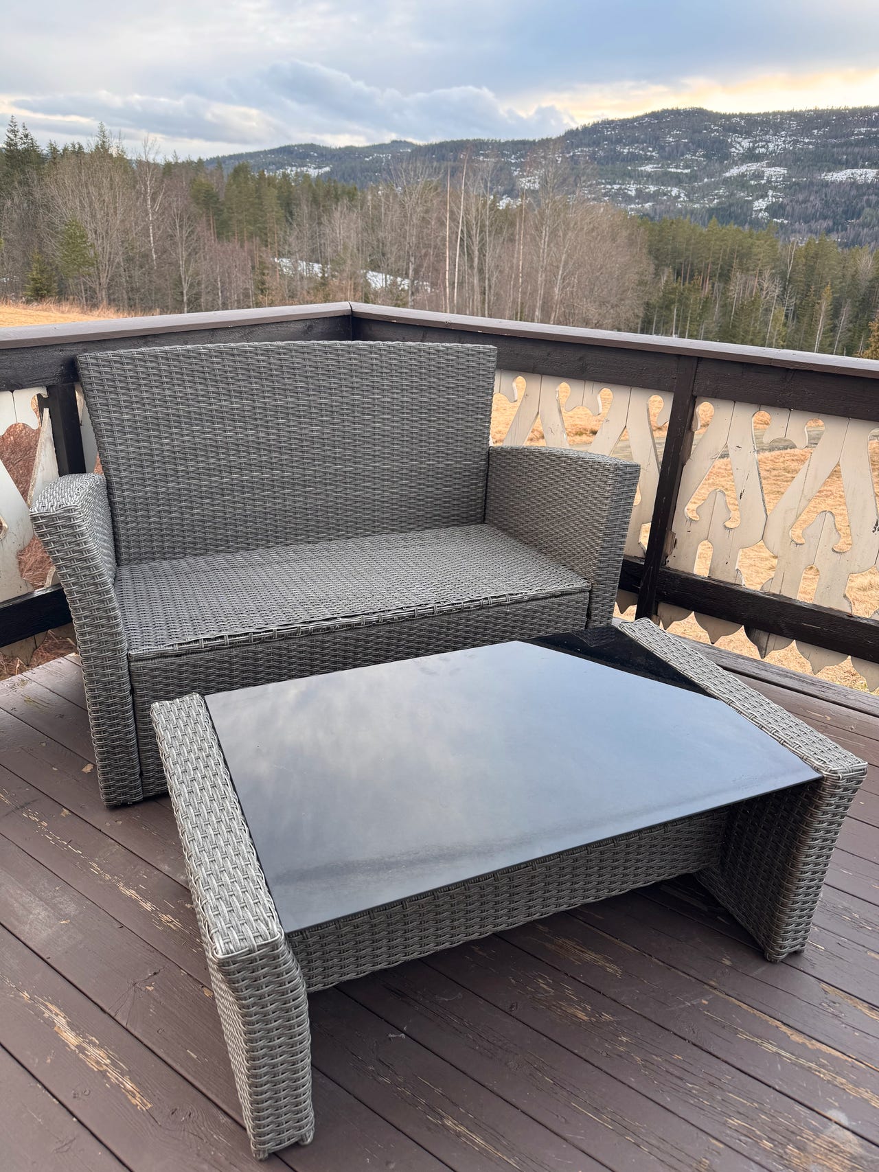 Rotting sofa og glassbord | FINN-torget