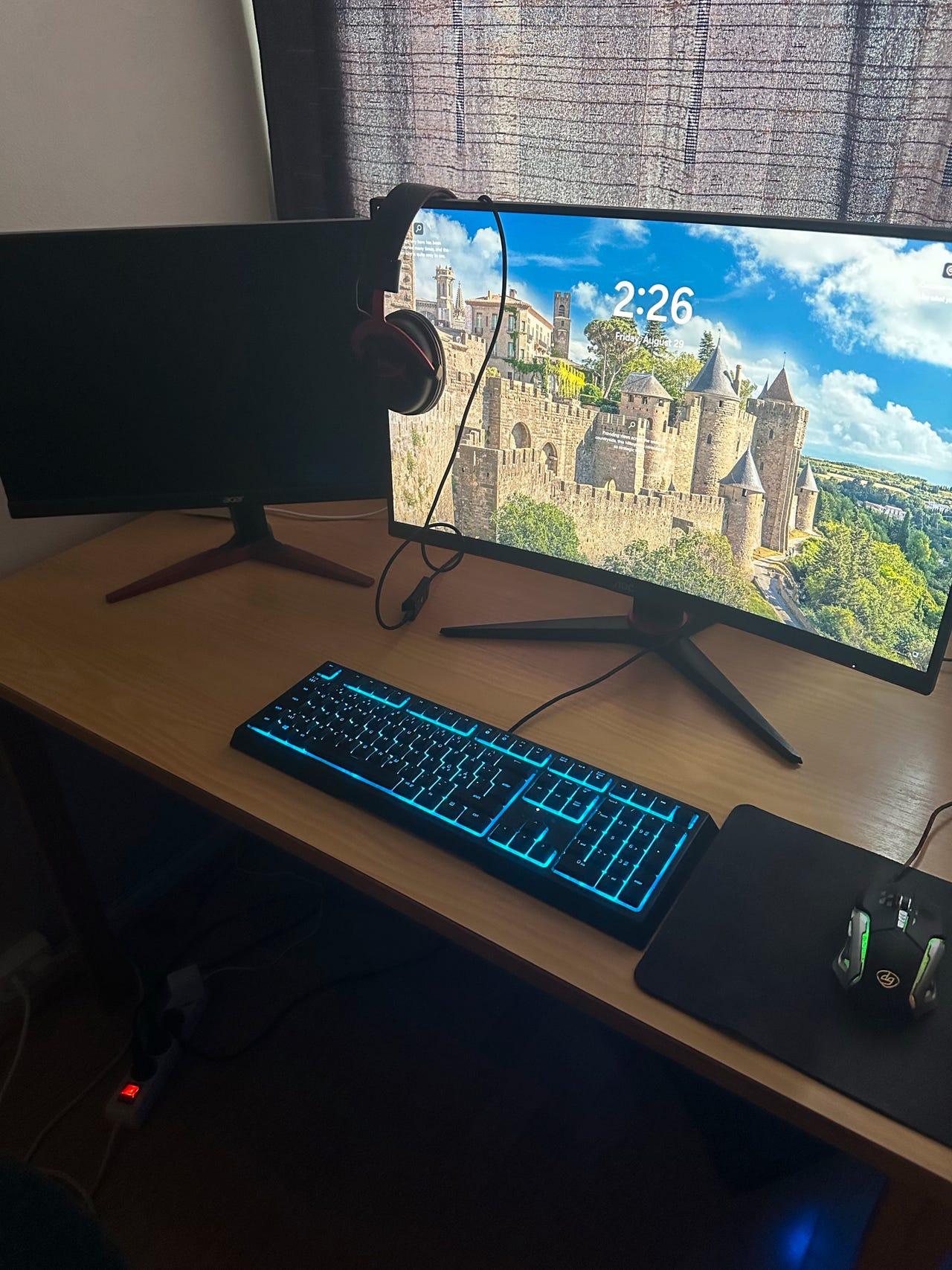 Selger setup med 2 skjerm, keyboard, mus og PC | FINN-torget