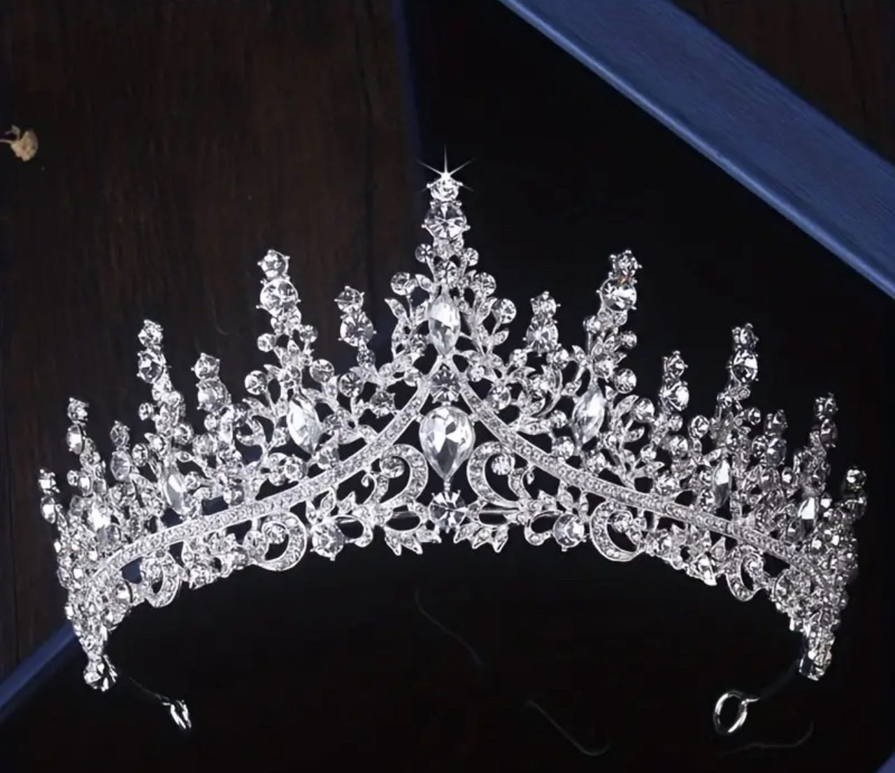 Tiara for å piffe opp en outfit? | FINN-torget