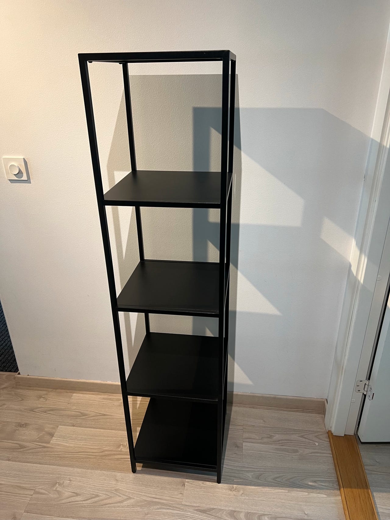 Sort hylle i metall - RESERVERT | FINN-torget