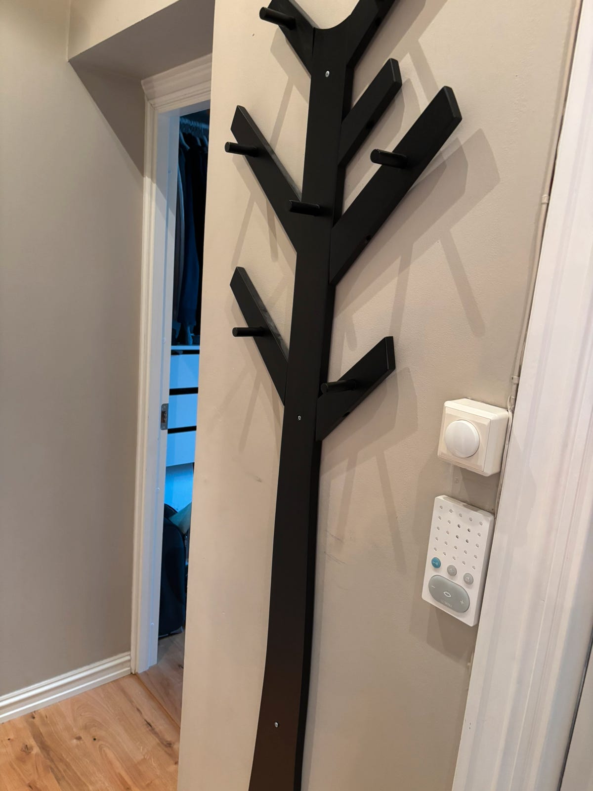 Knagg i sort tre | FINN-torget