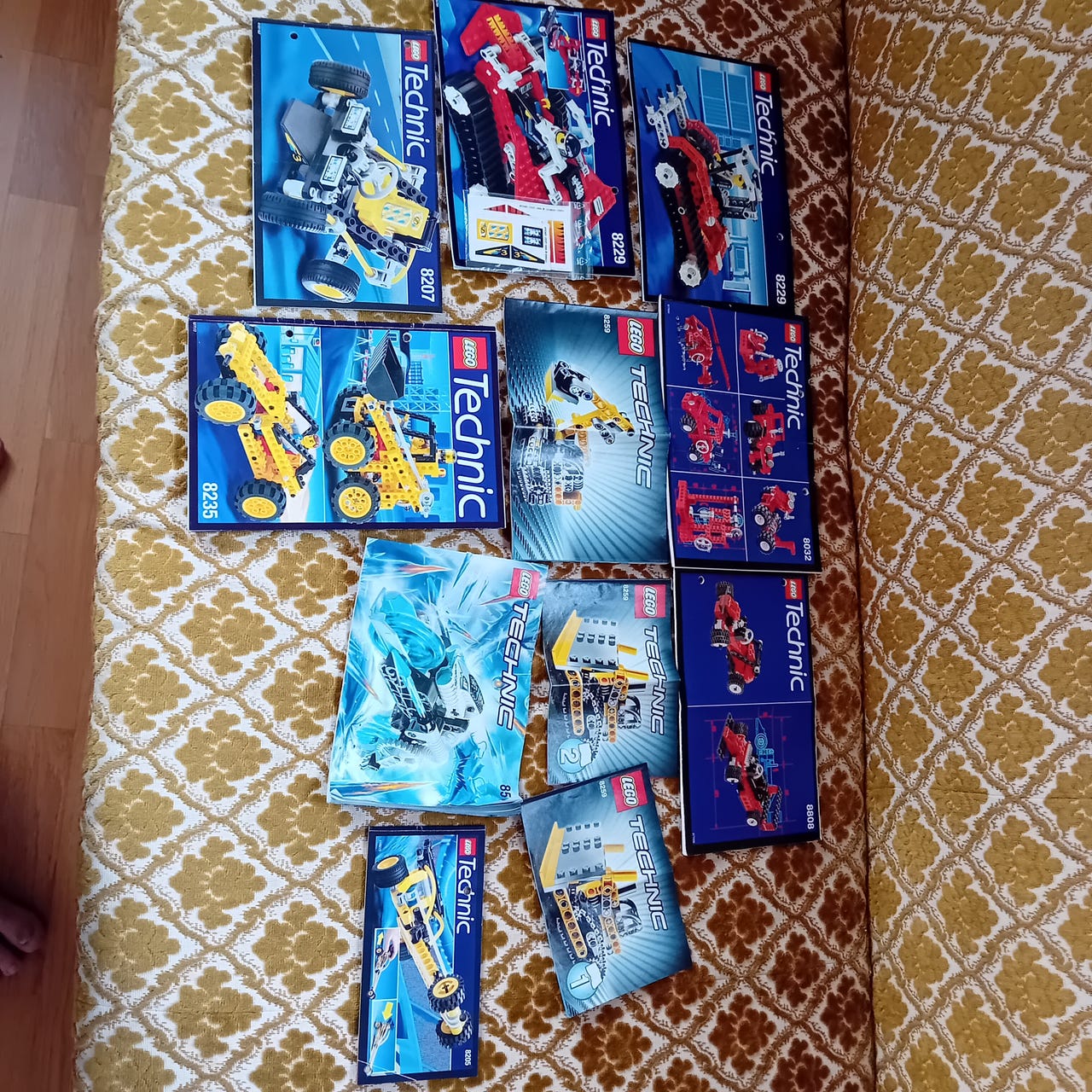 90 talls Lego technic innstruksjoner i pen stand. | FINN-torget