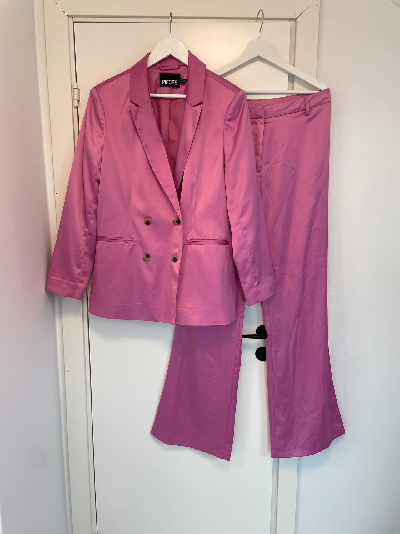 Nydelig rosa dressjakke med bukse | FINN-torget