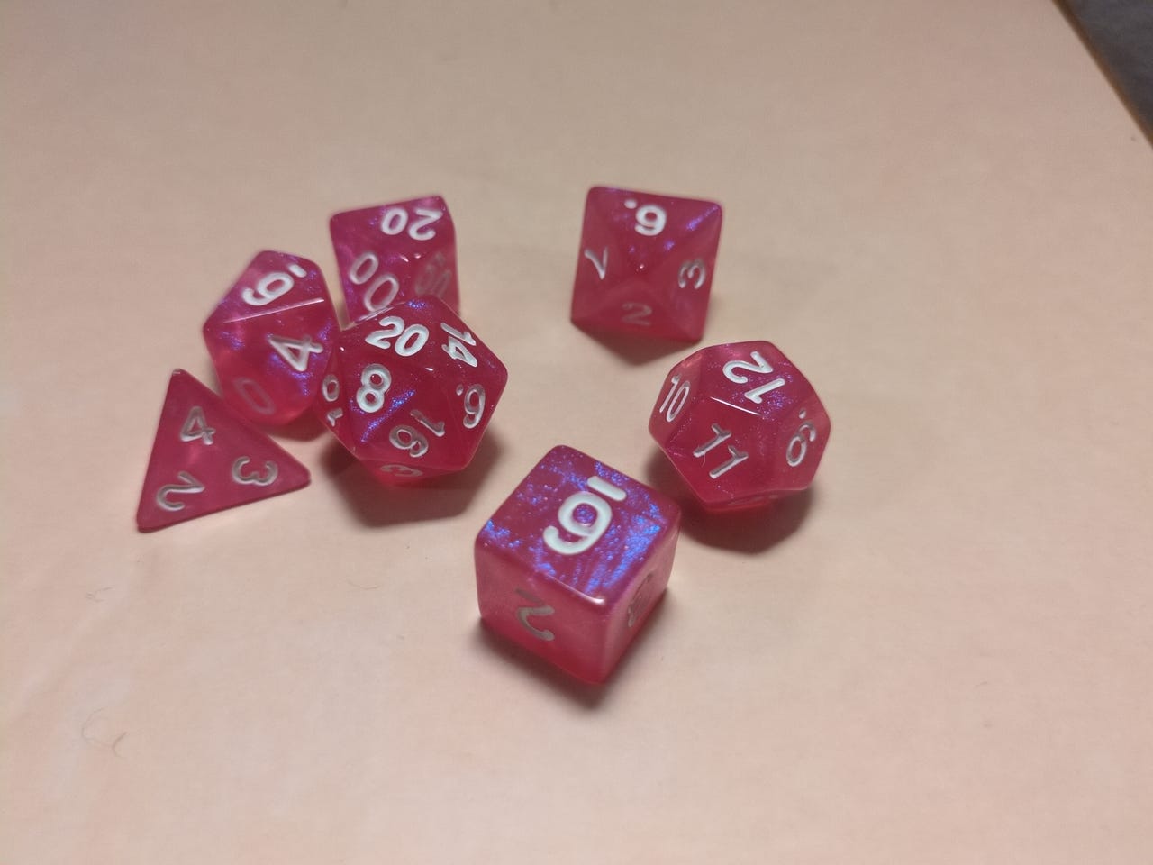 Pinky Powers Dice | FINN-torget