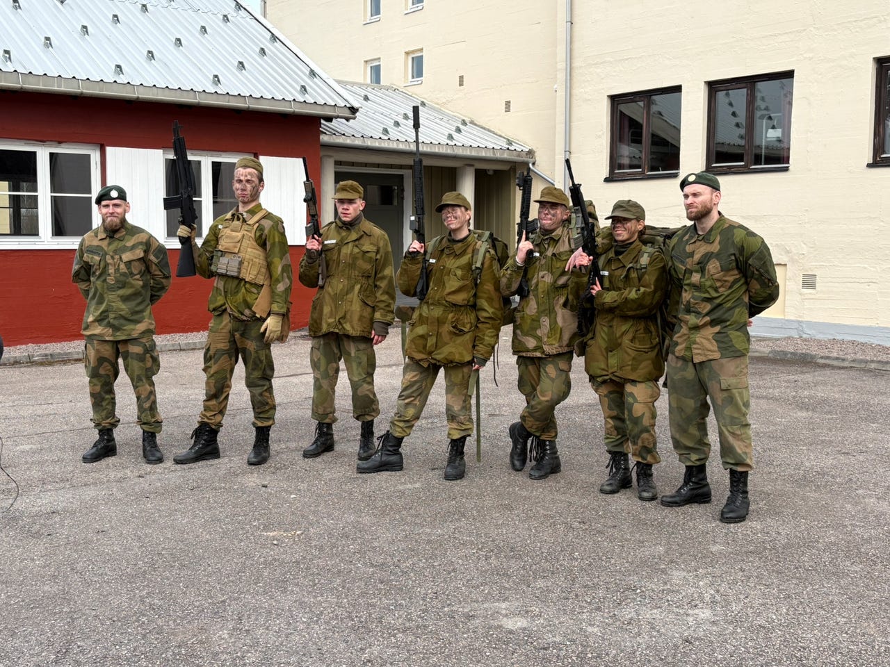 Militære uniformer og utstyr NYE PRISER | FINN-torget