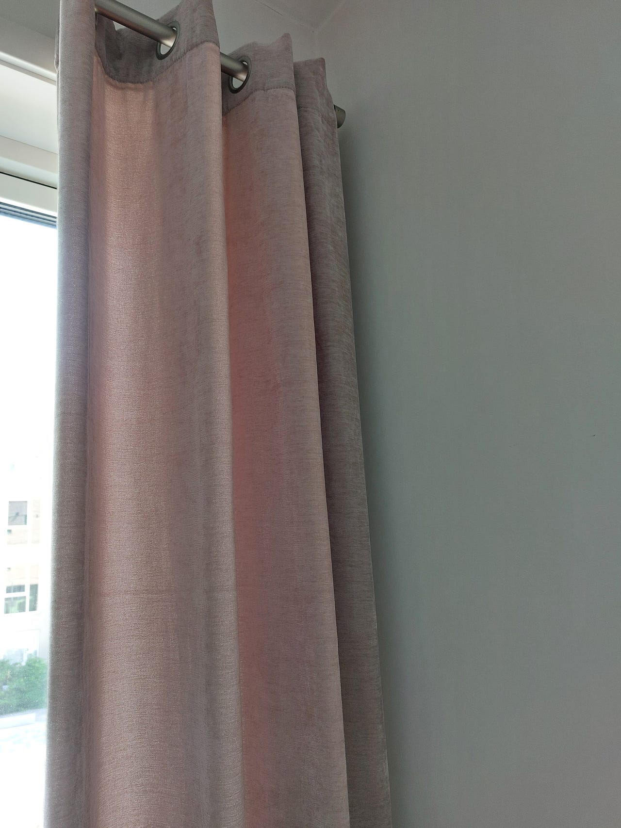 Nye lysdempende gardiner, kun prøvd på vindu | FINN-torget