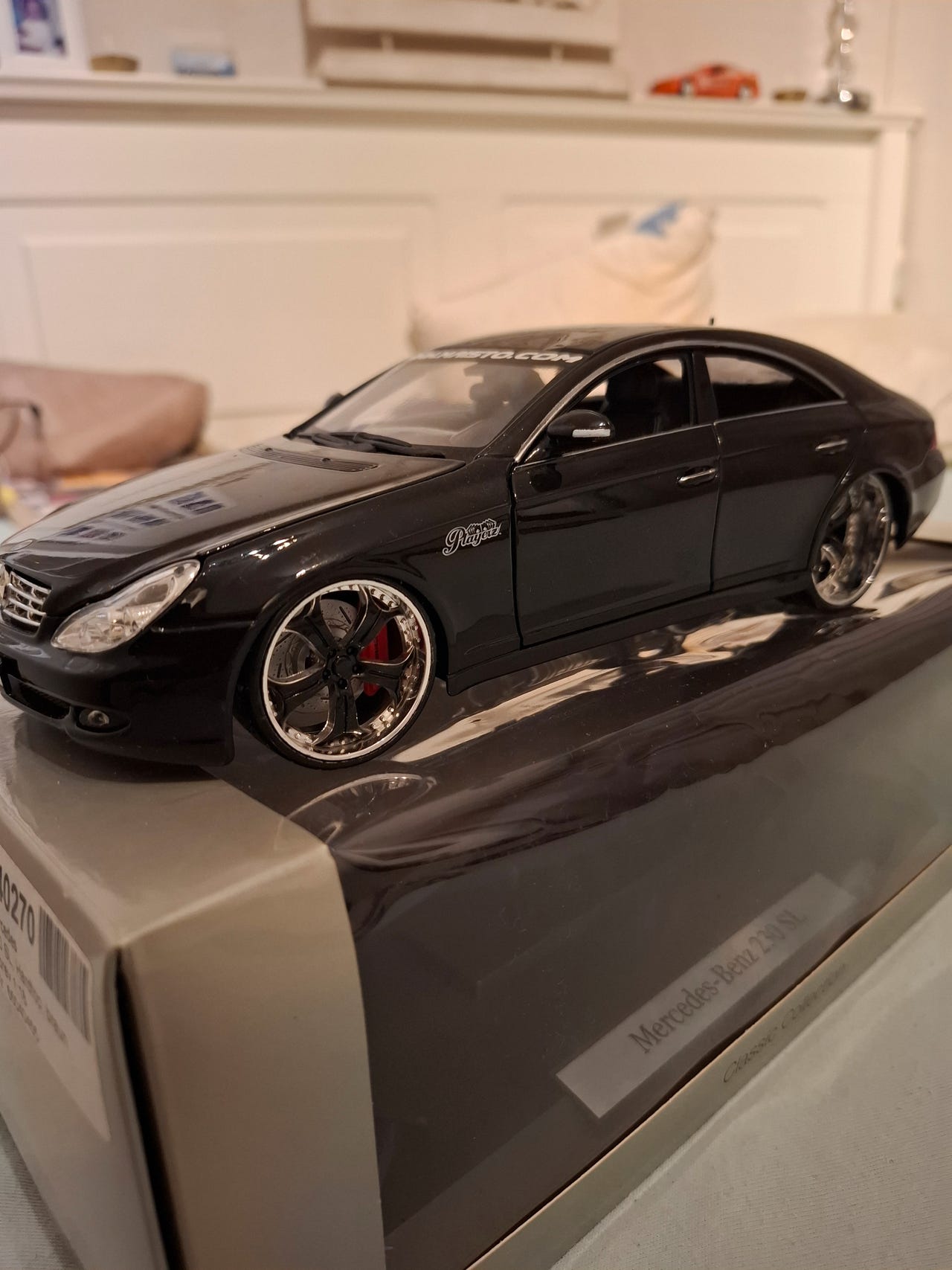 Mercedes Benz CLS- CLASS med original eske scala 1/18. | FINN-torget
