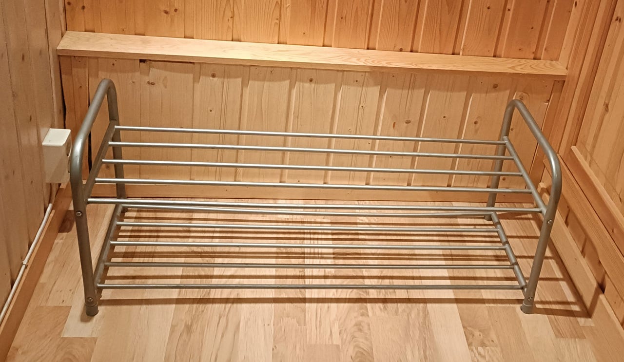 Stilig skohylle i metall – praktisk og plassbesparende! | FINN-torget