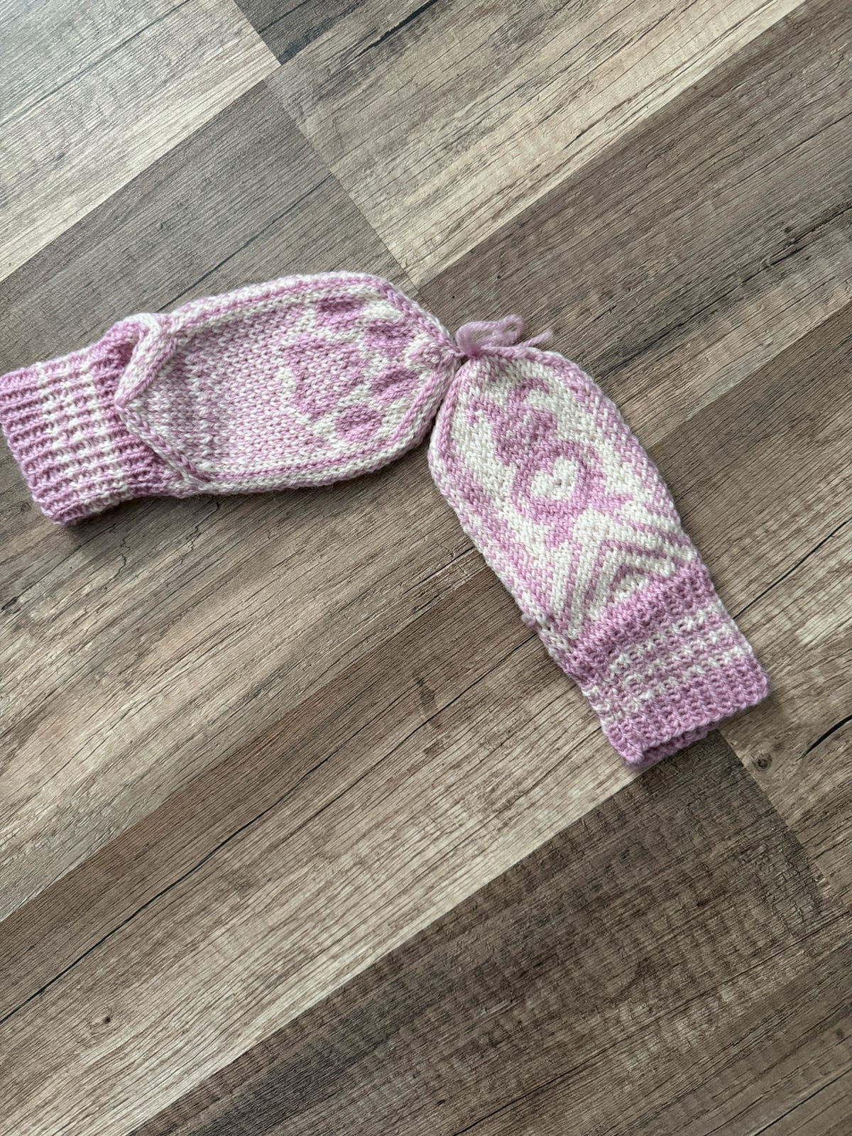 Hjemmestrikket sokker til baby | FINN-torget