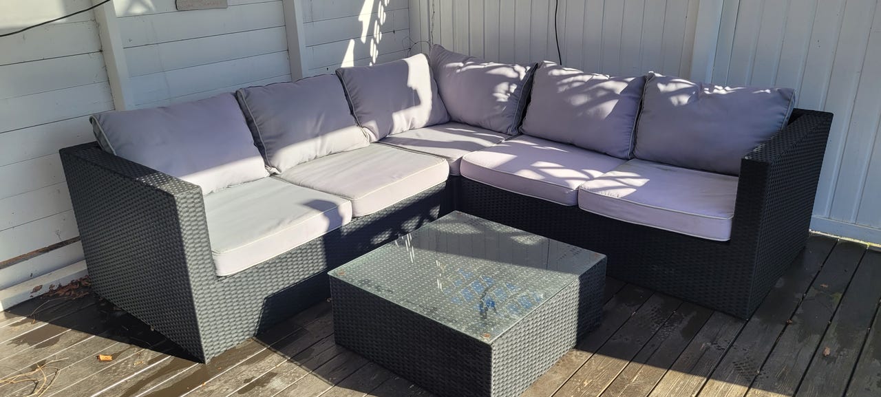 Rotting hjørne sofa med bord. | FINN-torget