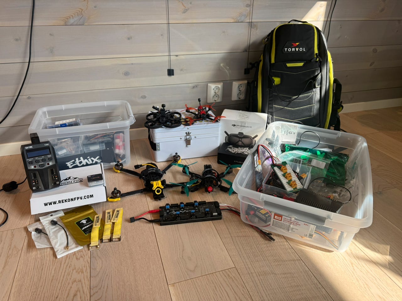 Komplett FPV-pakke – 4 droner + briller, radio, batterier og masse ...