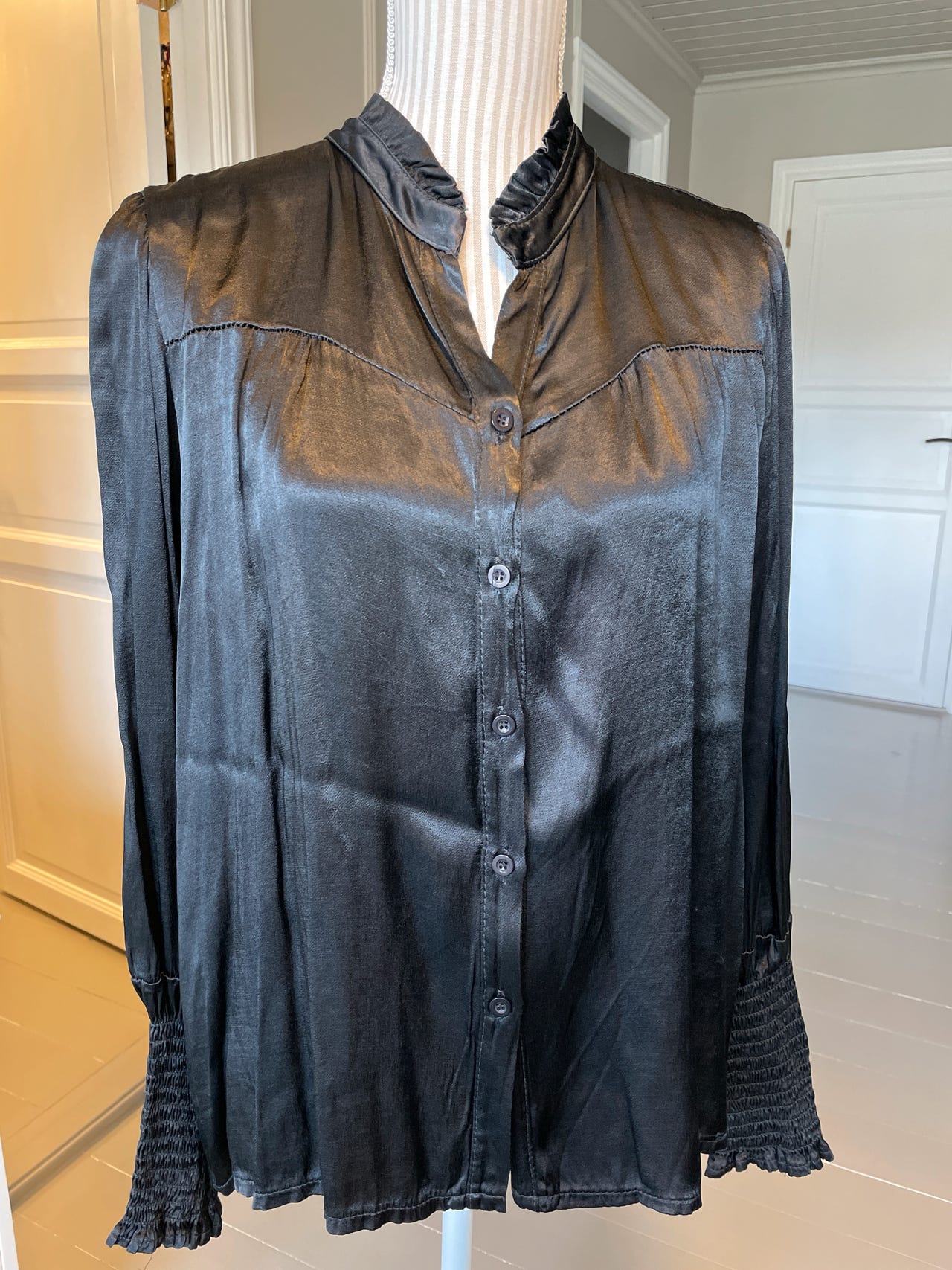 Stilig sort blank bluse med pene detaljer fra Pepper str. L | FINN-torget