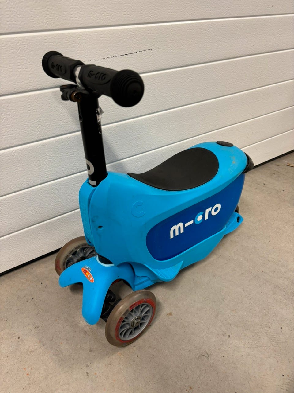 Micro mini 2 go sparkesykkel med sete og oppbevaring | FINN-torget