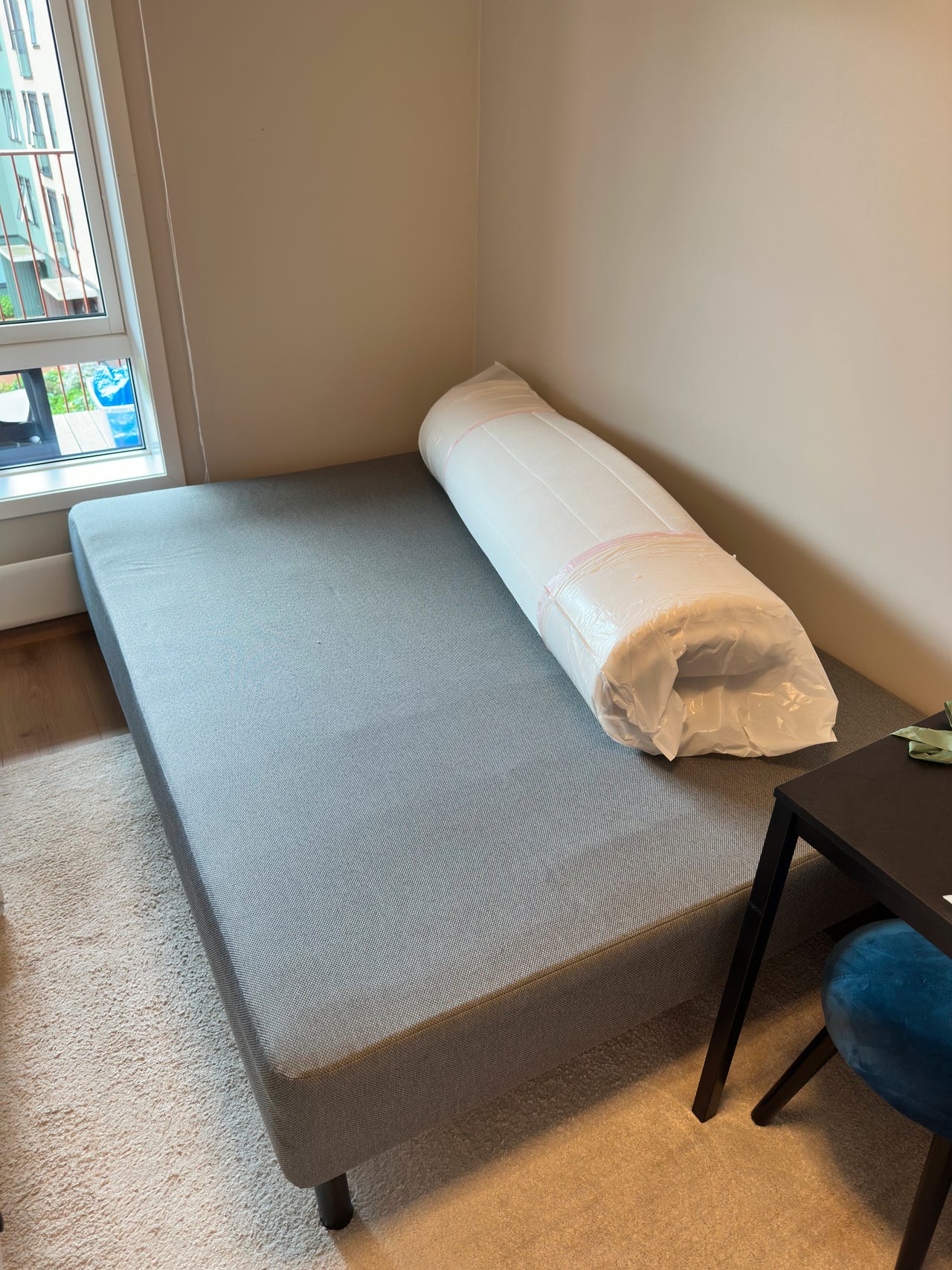 Nesten ny og lite brukt seng selges BILLIG (Ny 4600kr)MÅ HENTES IDAG ...