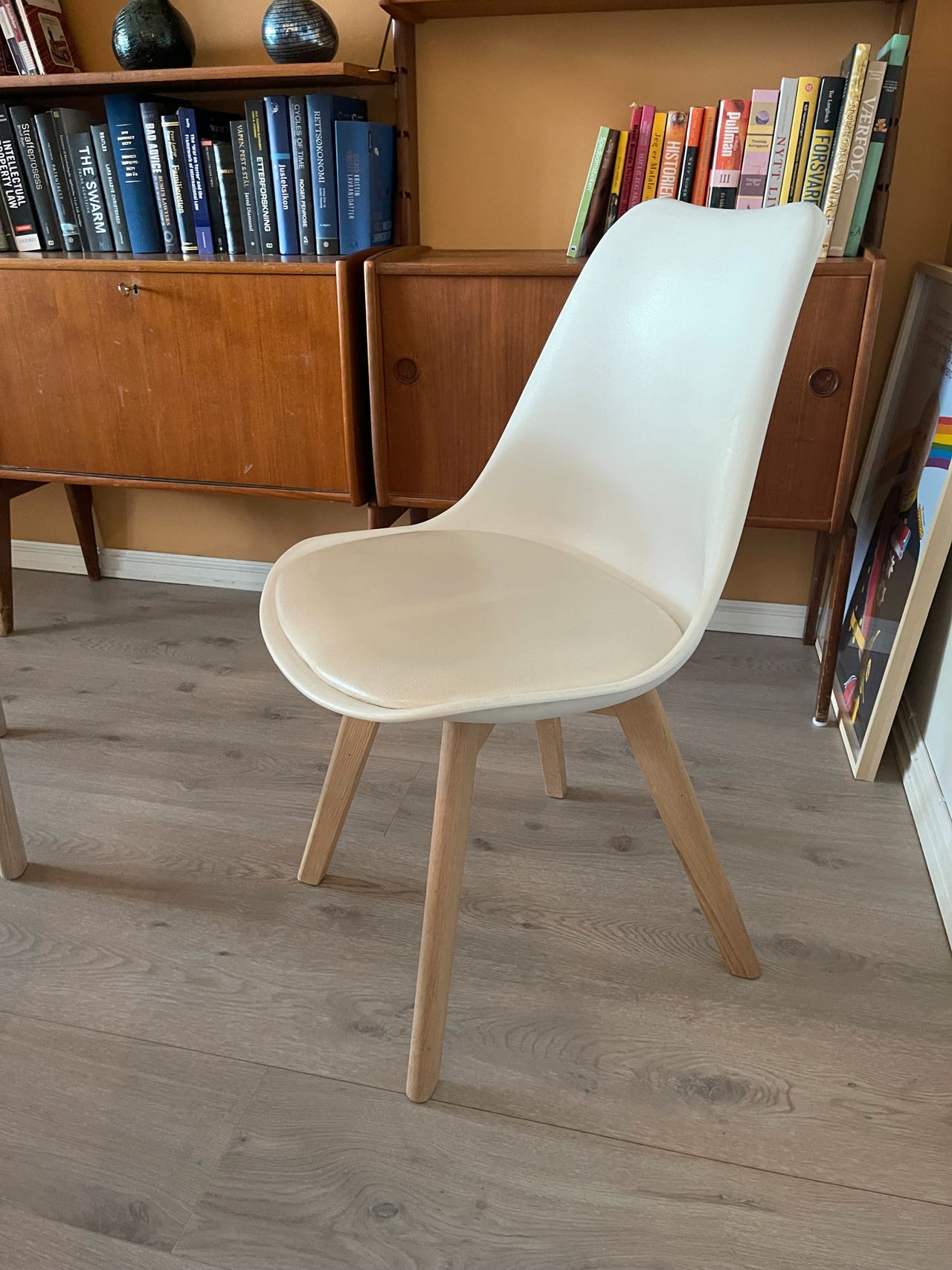 Hvite stilrene stoler i nordisk design – 2 stk, 300 kr per stk | FINN ...