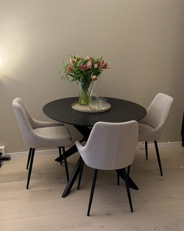 Pent, rundt spisebord med fine stoler | FINN-torget