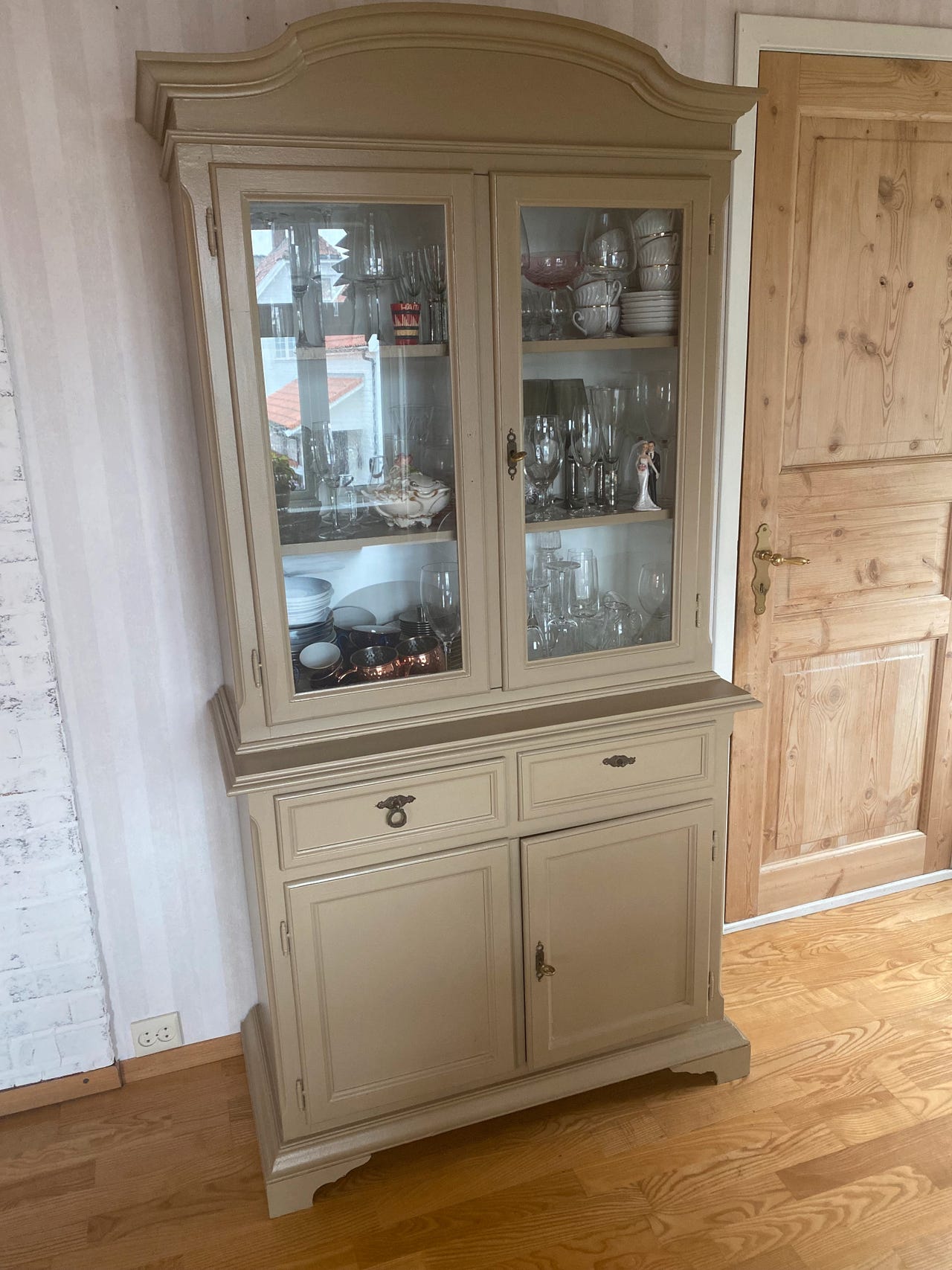 Gammelt skap som er malt. Veldig fint. Men vi trenger et større skap. | FINN-torget