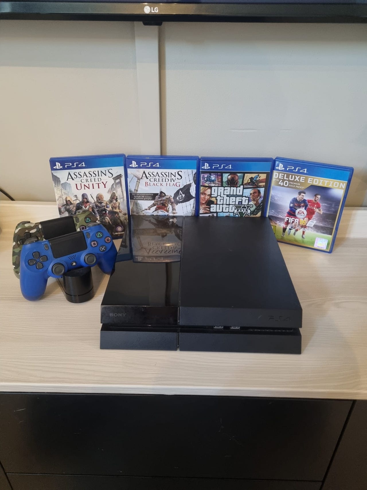 PS4 500 GB, 7 spill, 2 kontrollere og kontrollerholder | FINN-torget
