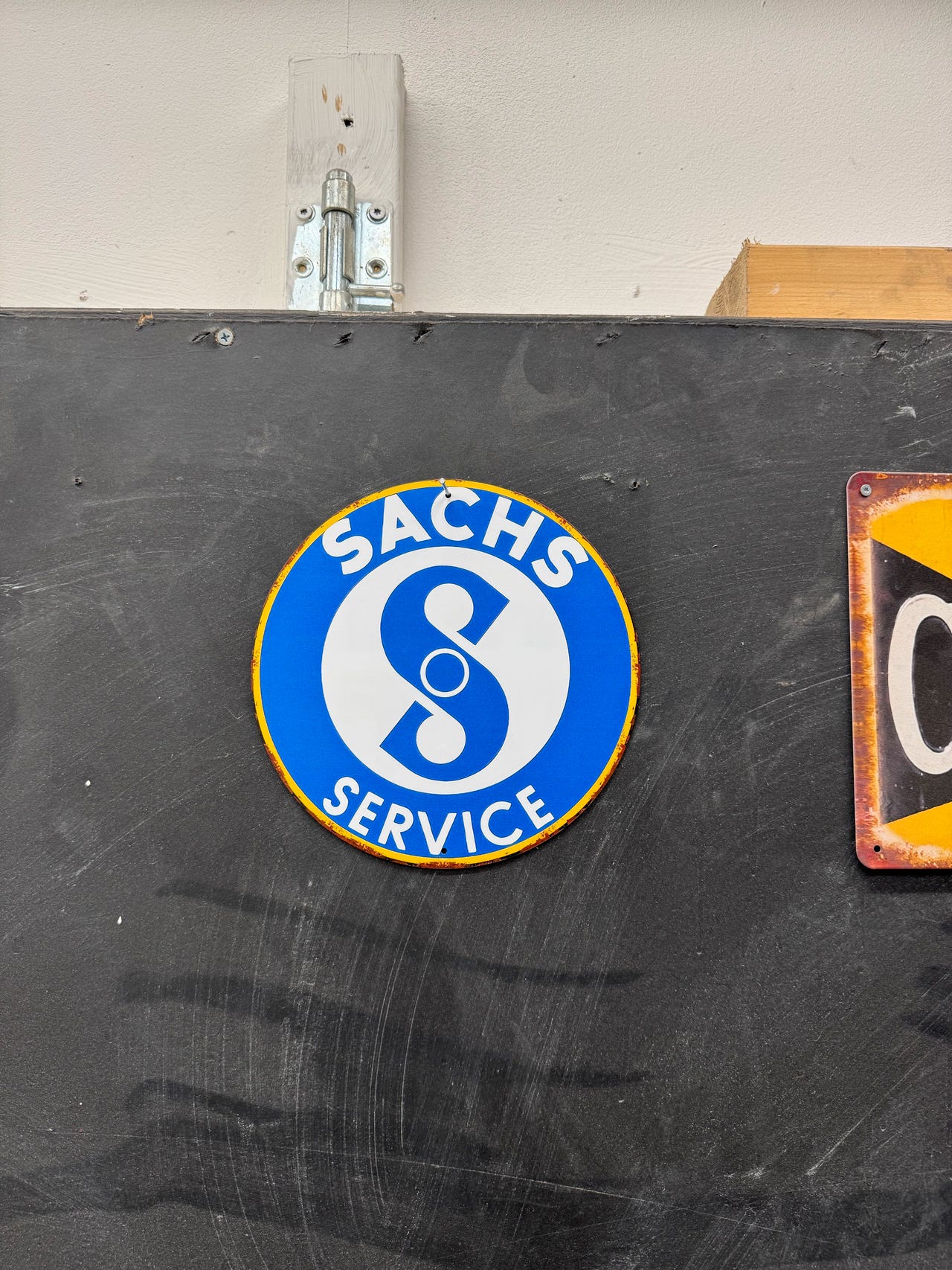 Retro Sachs Service skilt – rundt 20 cm, nyprodusert med patina | FINN ...