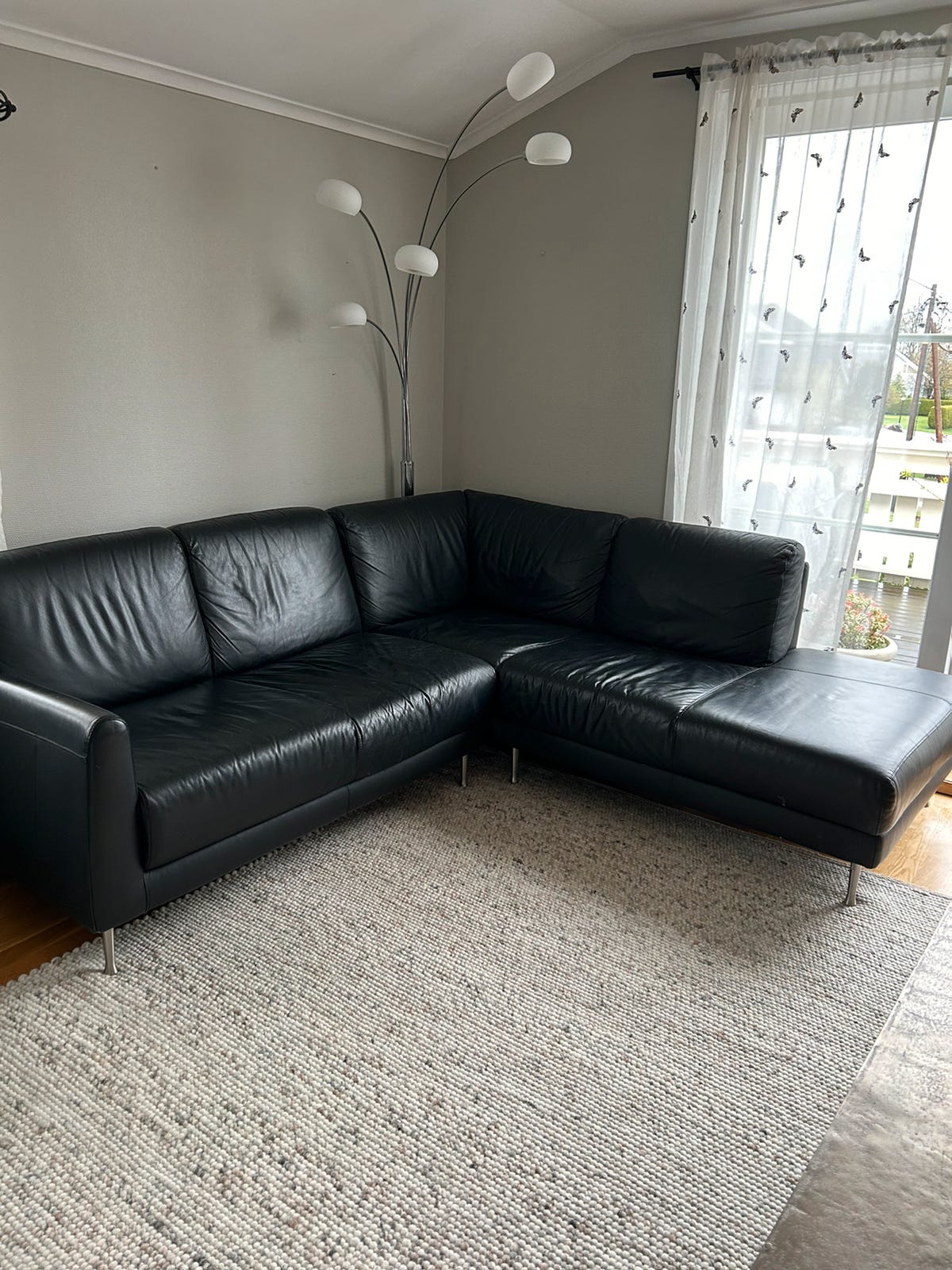 Sort skinnsofa (hjørne) selges | FINN-torget