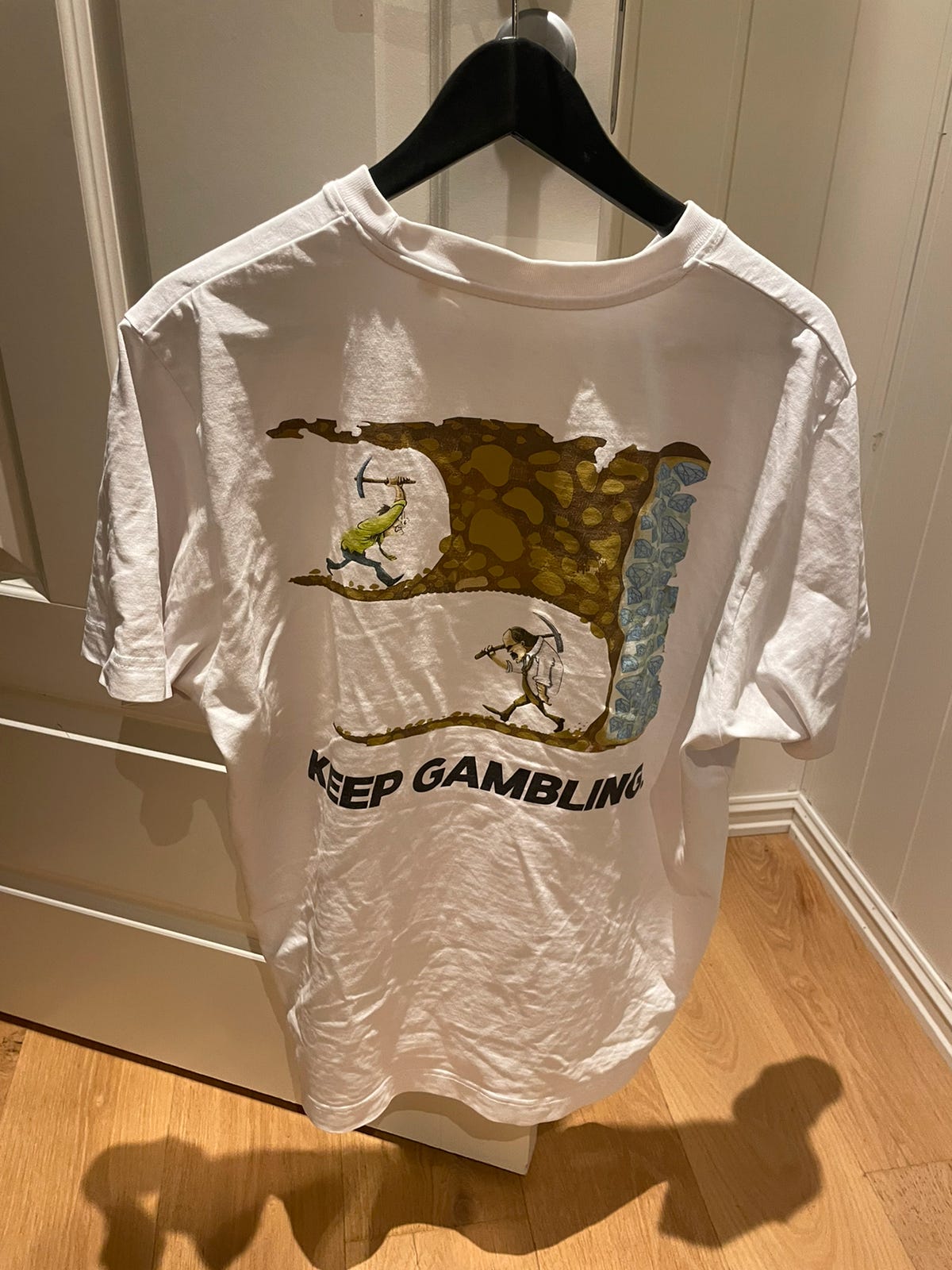 Hvit schpell T-skjorte selges | FINN-torget