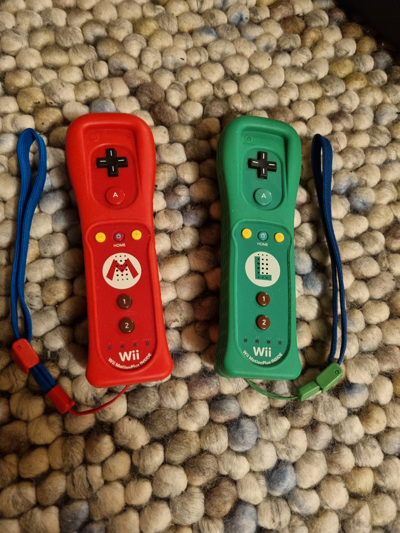 Wii Remote motion+ Mario & Luigi editions | FINN-torget