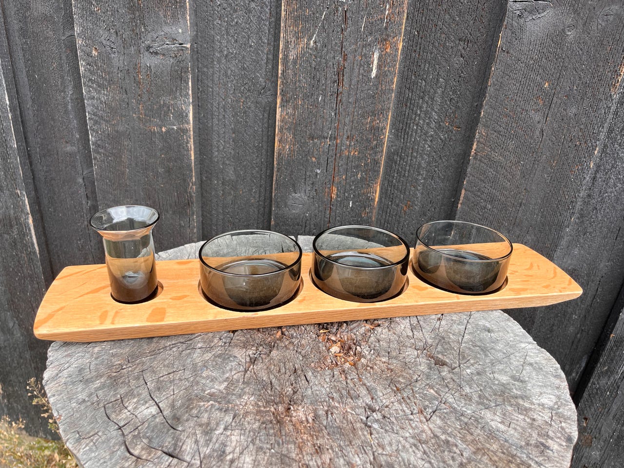 Vintage snack sett på brett fra Hadeland i sotet glass | FINN-torget