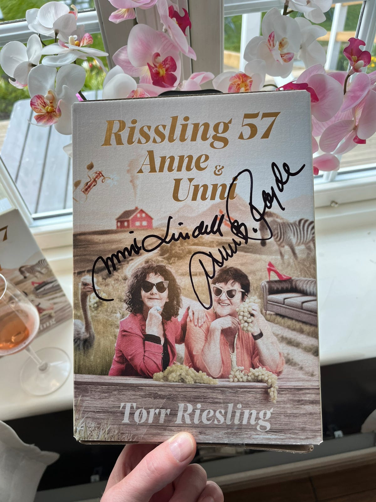 Signert emballasje til Anne og Unni sin nye riesling. | FINN-torget