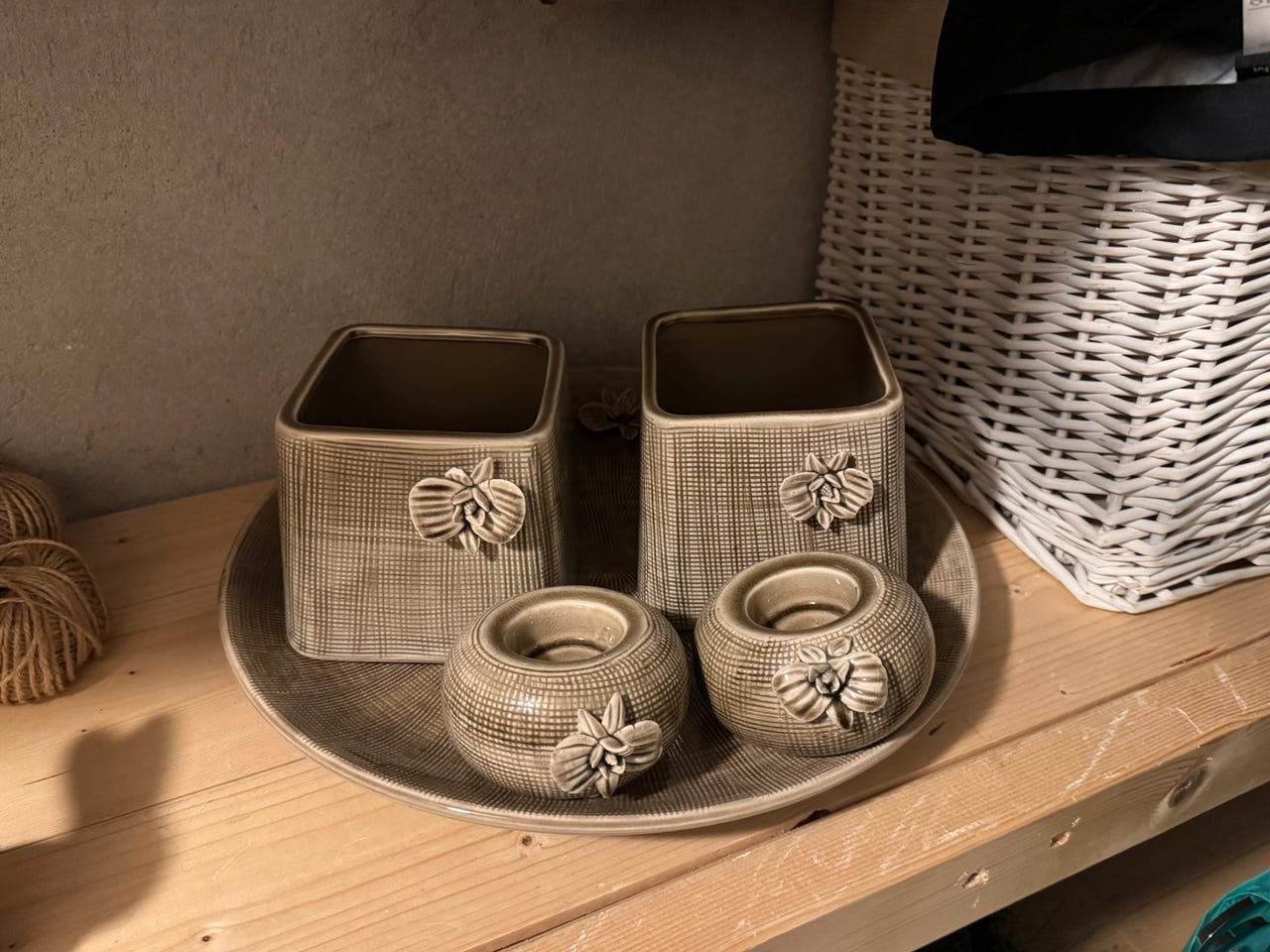 Bejgrå fat med tilhørende pynt | FINN-torget