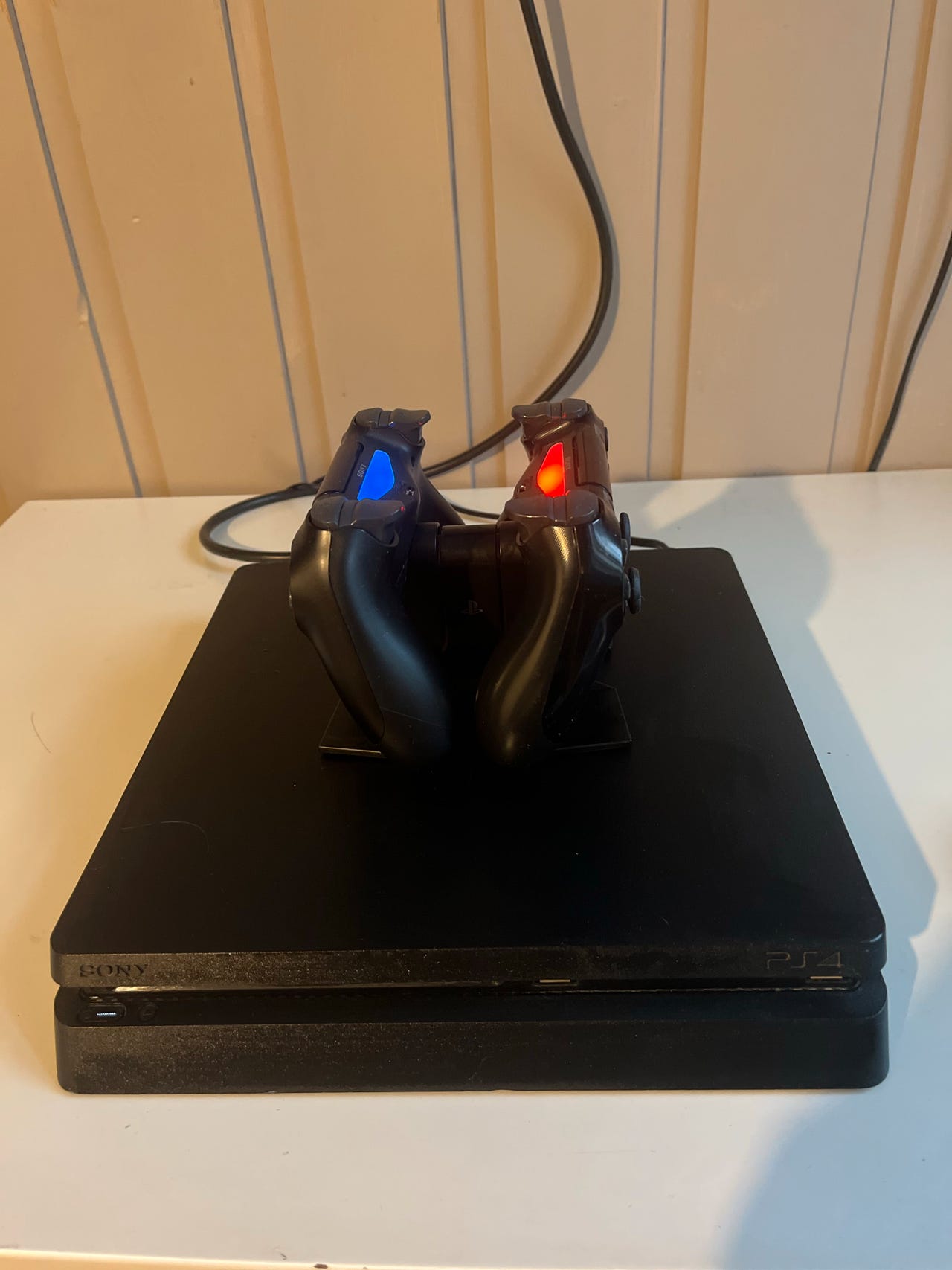 Sony PlayStation 4 Konsoll med to DualShock 4-Kontrollere og spill ...