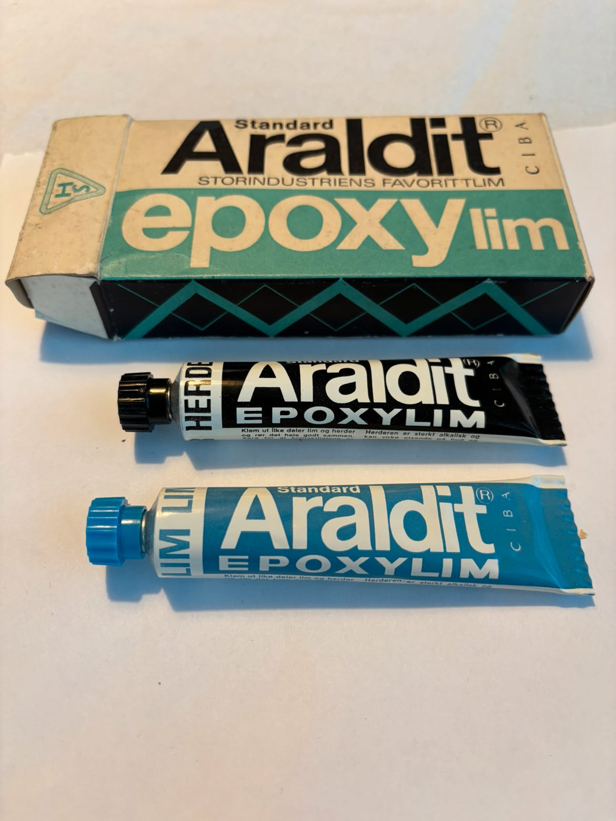 Standard Araldit Epoxy lim uåpnet - meget gammel | FINN-torget