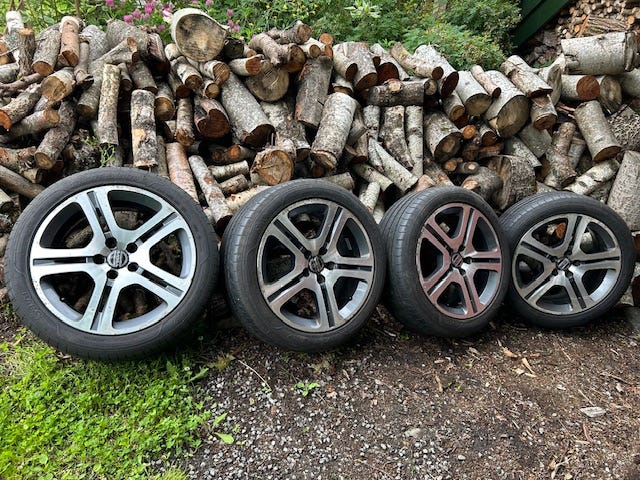 4 Volvo-felger med nesten nye dekk til salgs | FINN-torget