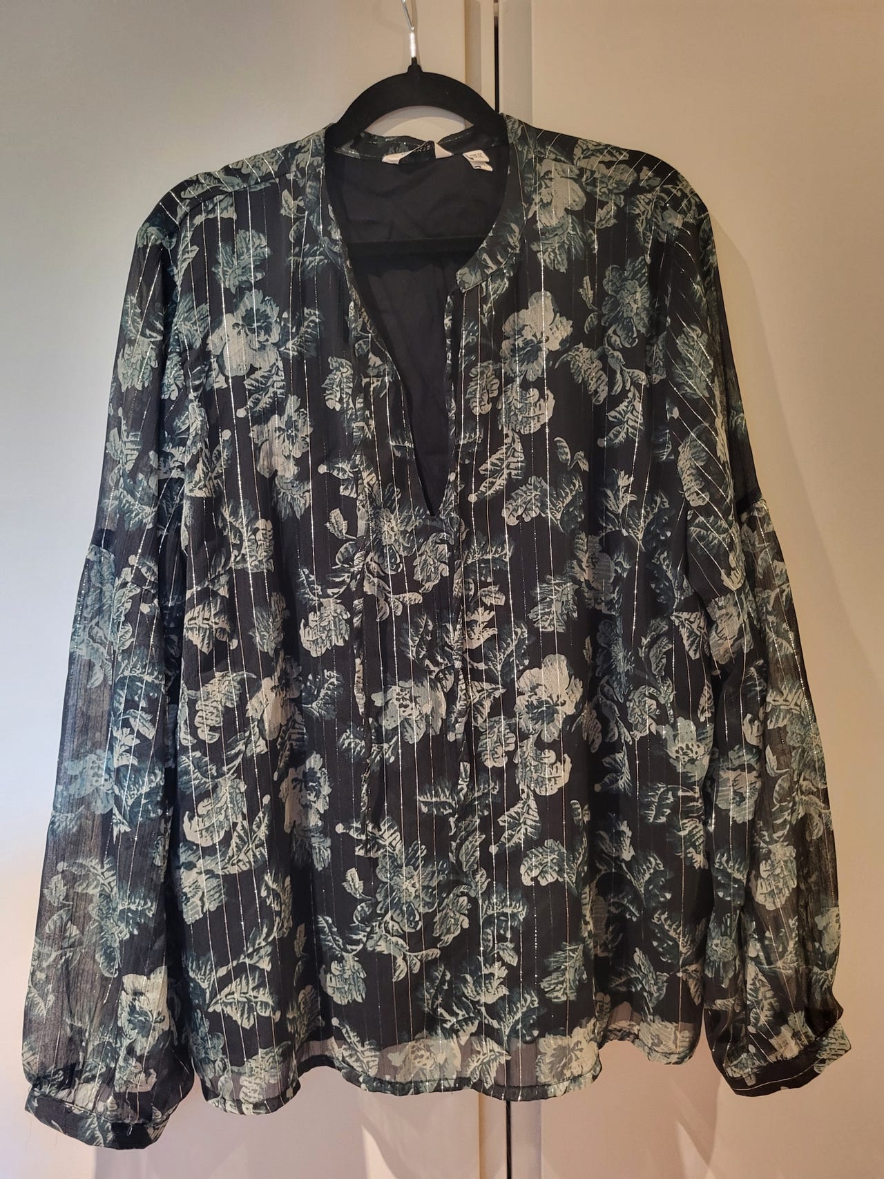 Blomstrete bluse fra B young | FINN-torget