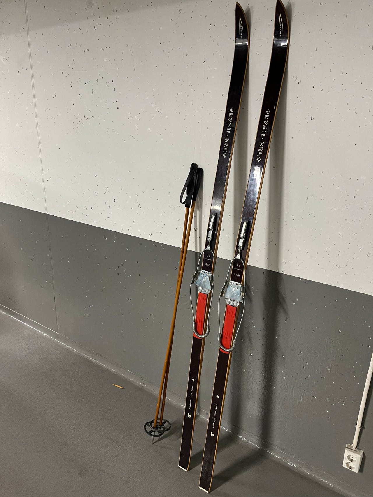 Gamle Trysil-Knut ski produsert av Norge-Ski, Oslo. Med staver. | FINN ...