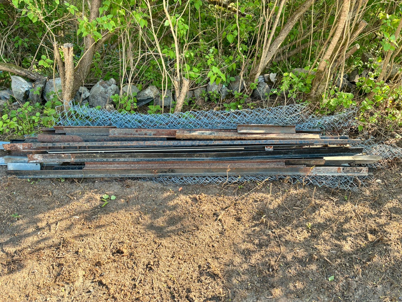 Gjerdestolper i stål ca 2 meter høye pluss ca fem meter flettverksnetting | FINN-torget