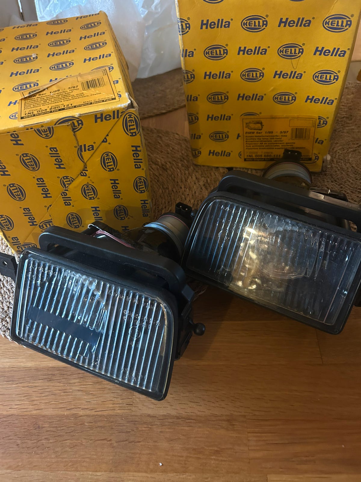 Selger par NOS nye ubrukte HELLA tåkelys for BMW 5 serie E34 FL 1989-97 ...